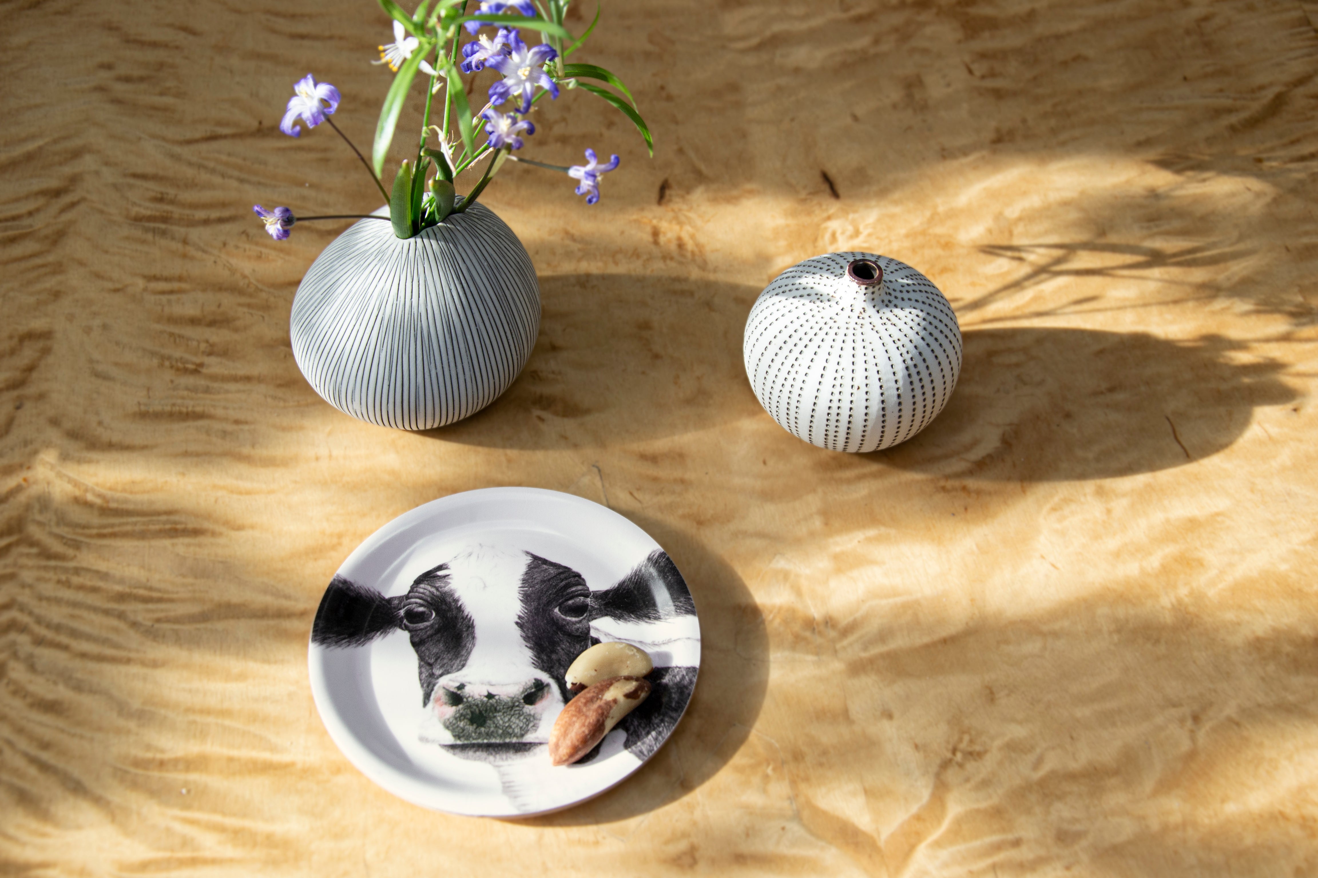 Bricka Liten - Svartvit Kossa - Rosa av Charlotte Nicolin