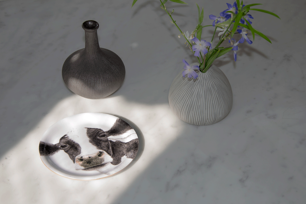 Bricka Liten - Svartvit Kossa - Rosa av Charlotte Nicolin